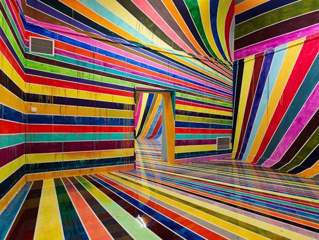 Varavīksnes krāsas istaba Vācijā - Spoki