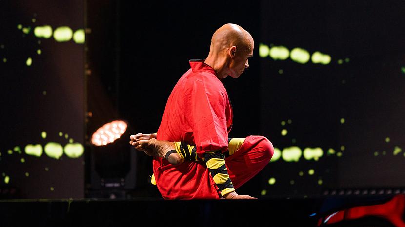 VIDEO Lunkans kā čūska! Jogas pasniedzējs rāda trikus «Ir talants ...